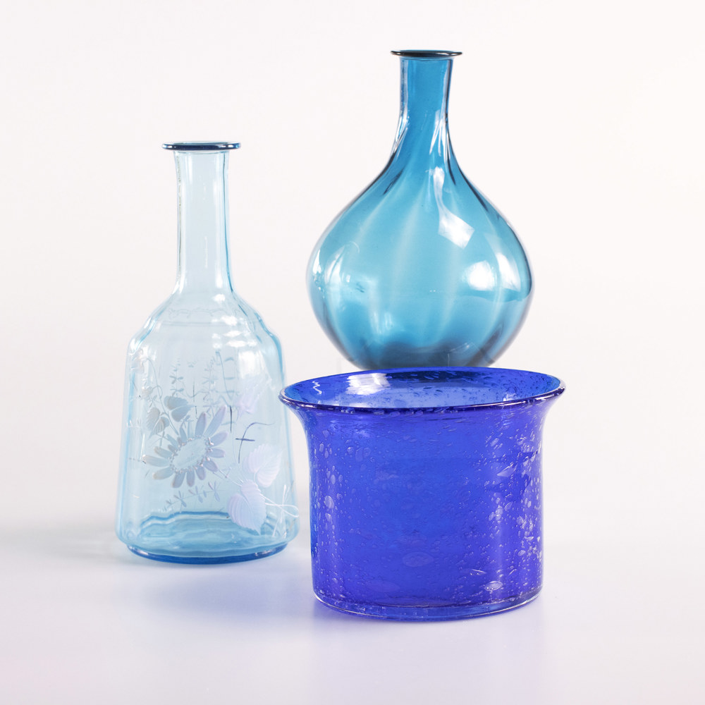 Blått glas, 3 delar, ytterfoder, bl a Sea Glasbruk, höj | Auktion