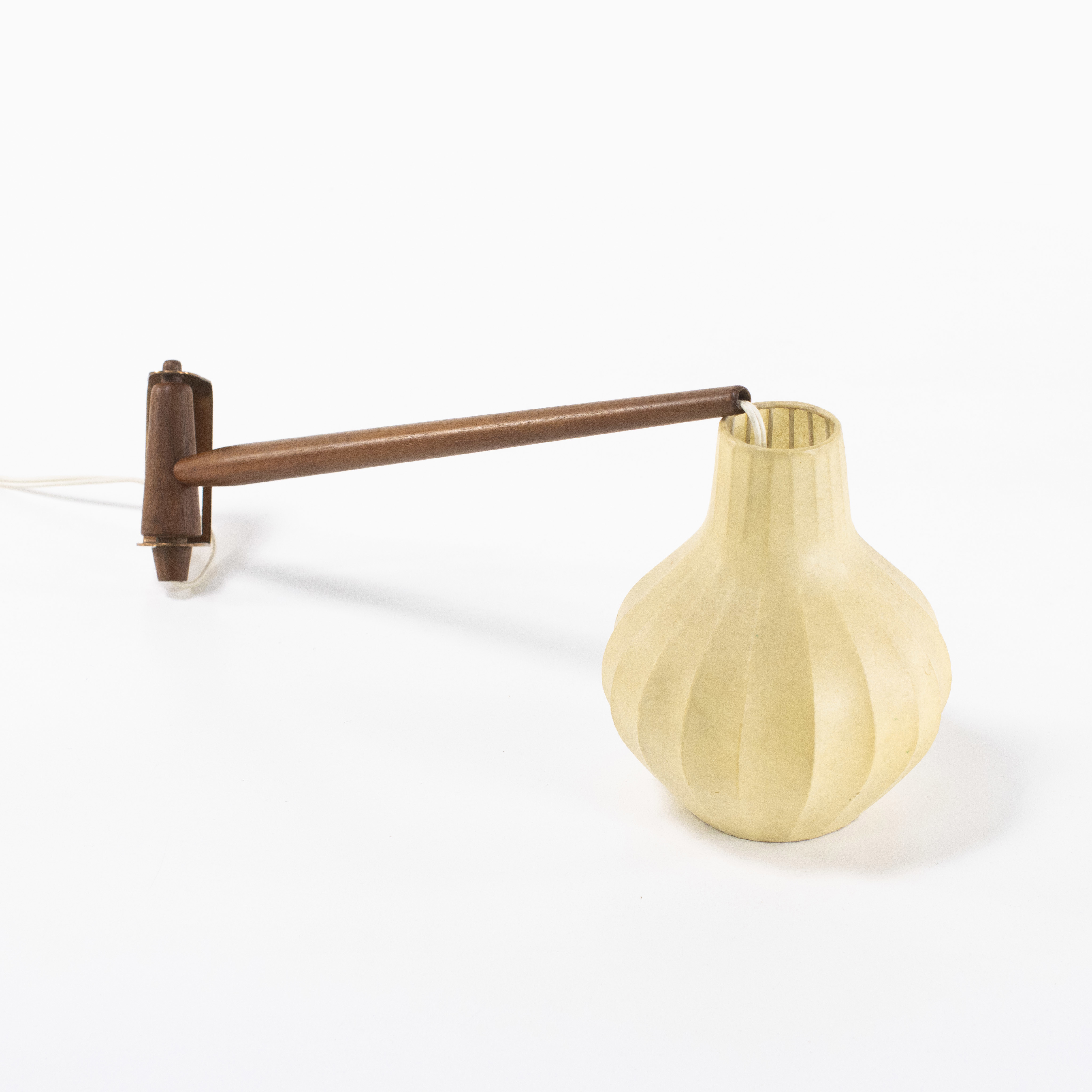 Hans-Agne Jakobsson, vägglampa, teak/harts, Åhus | Auktion